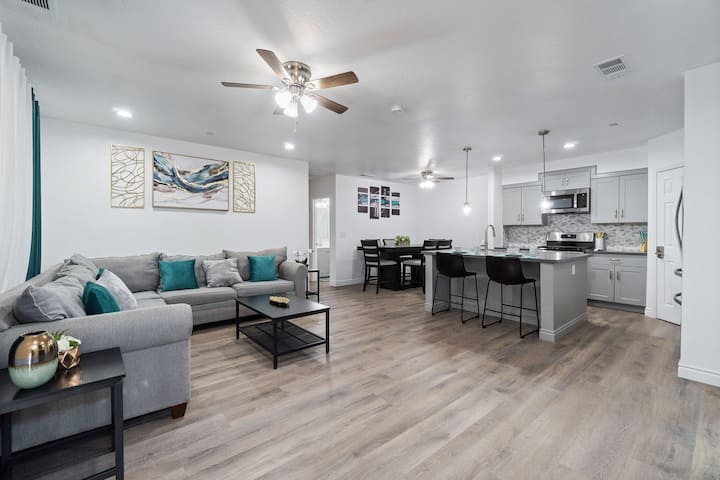 Stylish 3bdr & 2bath/2 Car Garage/bbq Space - Fresno, CA