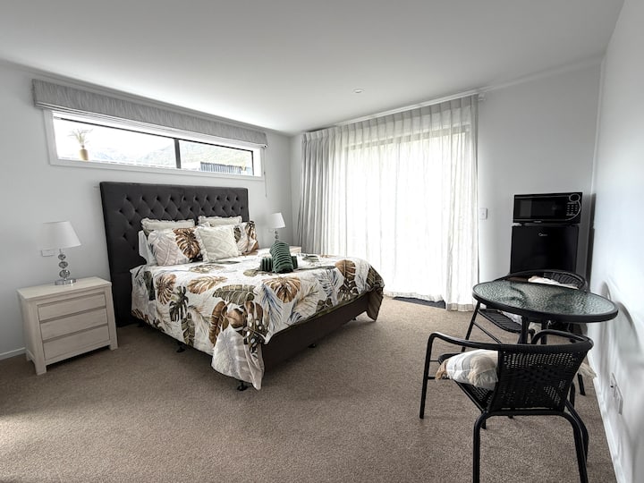 Peaceful 1-bedroom Studio With Private Entrance - Queenstown