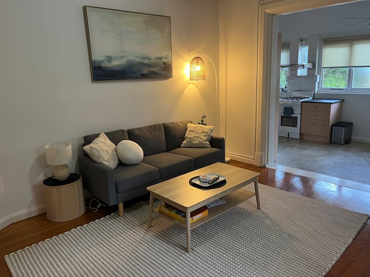Spacious 1 Bed Retreat - Walk To Coogee Beach - Kensington