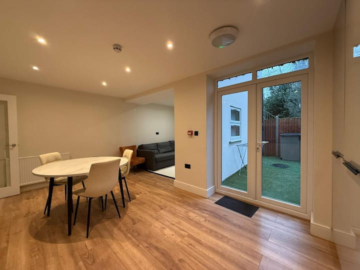 Amazing 2 Bedroom Garden Flat - London