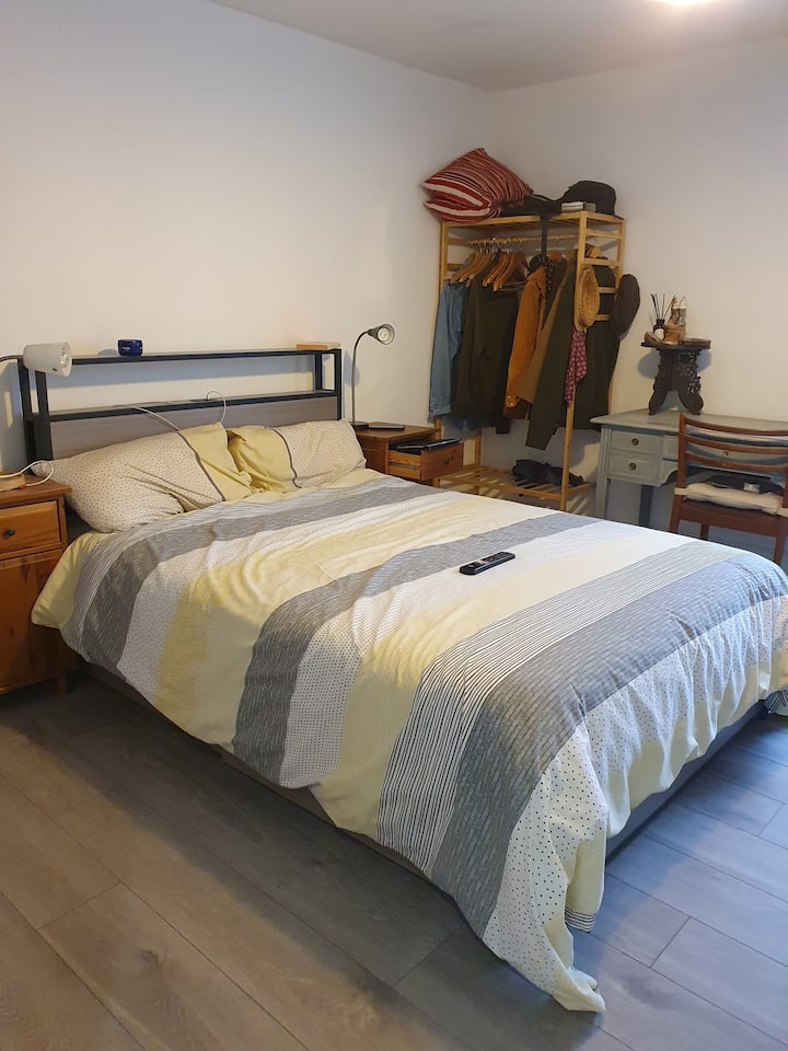 Large Modern Studio Flat - Woolwich