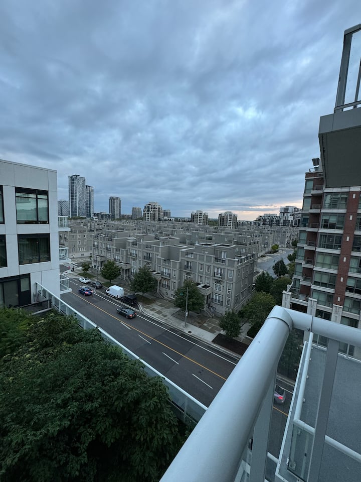Sleek City Suite: Executive 1 Br - Markham