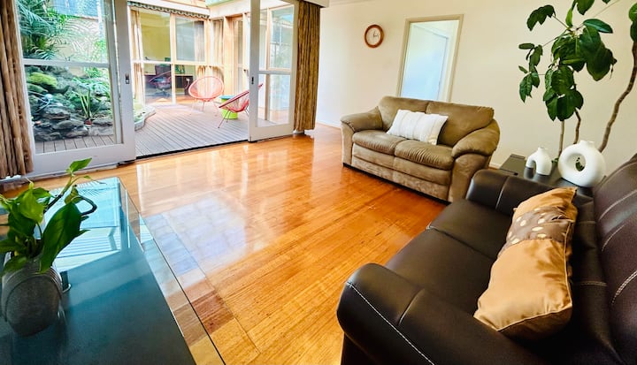 Spacious 5br Family Home Walk To Train | Sleeps 11 - Dandenong