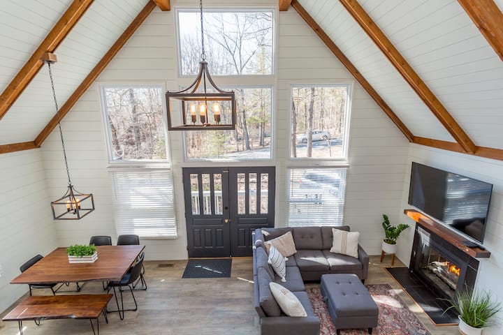 Couples/fam Chalet : 2 King /Hot Tub /65” Smart Tv - Massanutten, VA