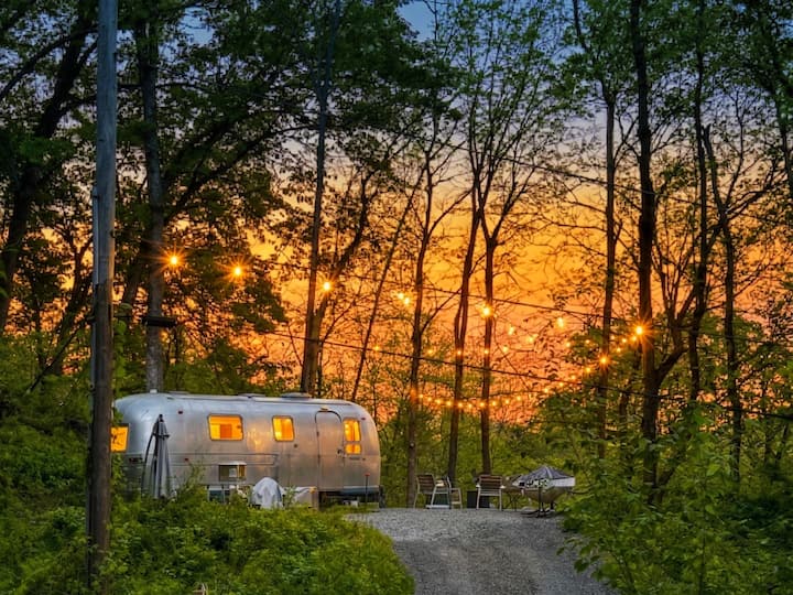 Glamp In A 1970s Airstream | Hot Tub | Nyc Train - 紐約