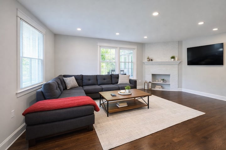 Walk To Downtown | En-suite Baths + Private Yard - Stone Tower Winery, Leesburg