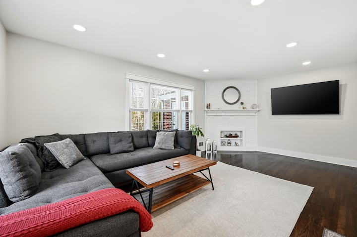 Walk To Downtown | En-suite Baths + Private Yard - Leesburg, VA