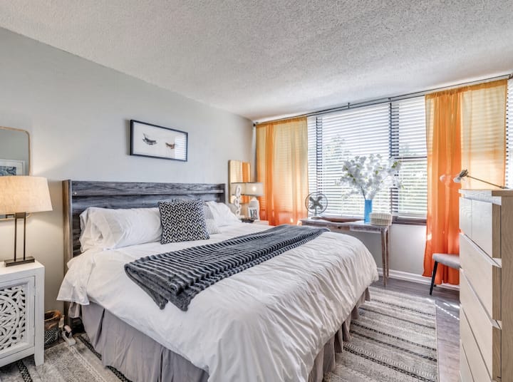 Modern Downtown Condo  Free Parking  Walk To Bok - Tulsa, OK