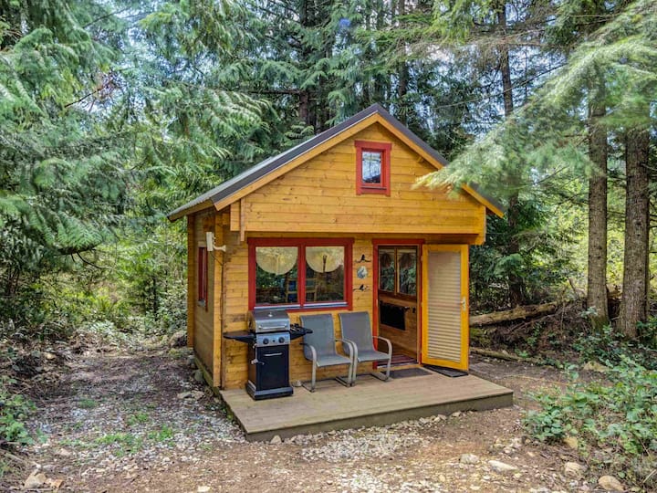Charming Peacock Cabin With Loft - Sechelt