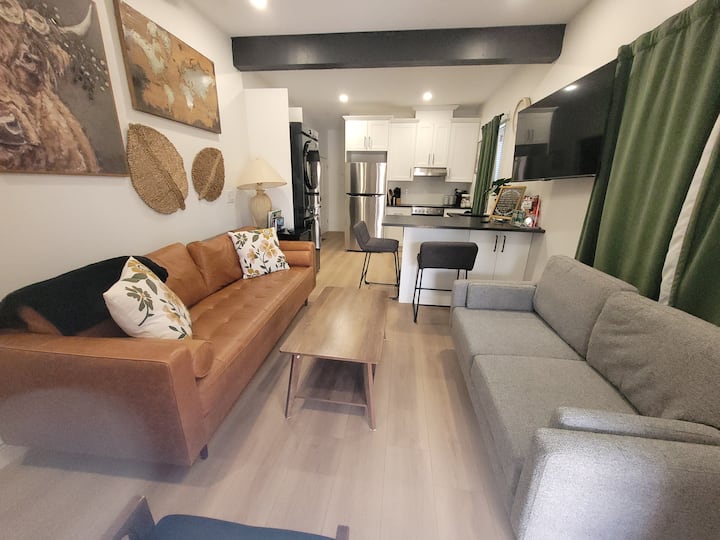 Big Group Getaway | Sleeps 6 | Near Detroit - Windsor, ON, Canada