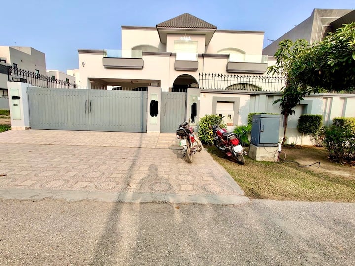 1 Kanal 5 Bedrooms Furnished Entire Villa Dha Ph6 - 拉哈爾