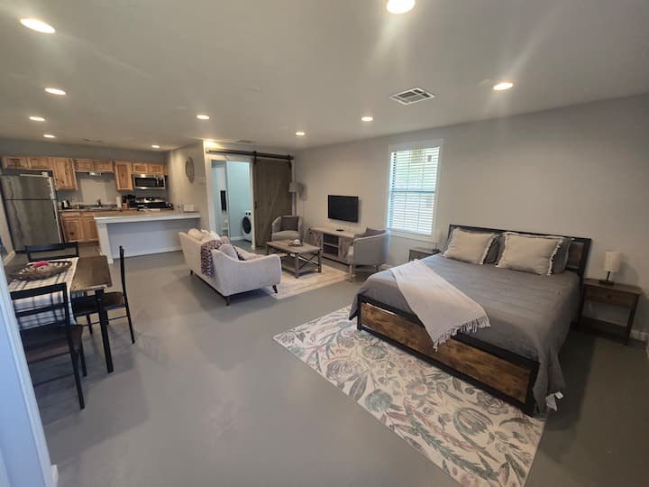 Cute Country Cottage - Conroe, TX