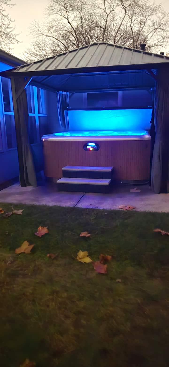 Skip The Hotel! Relax Here! - Oswego, IL