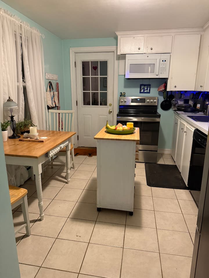 Comfy 1 Queen Bedroom Shared Bathroom - Portland, ME