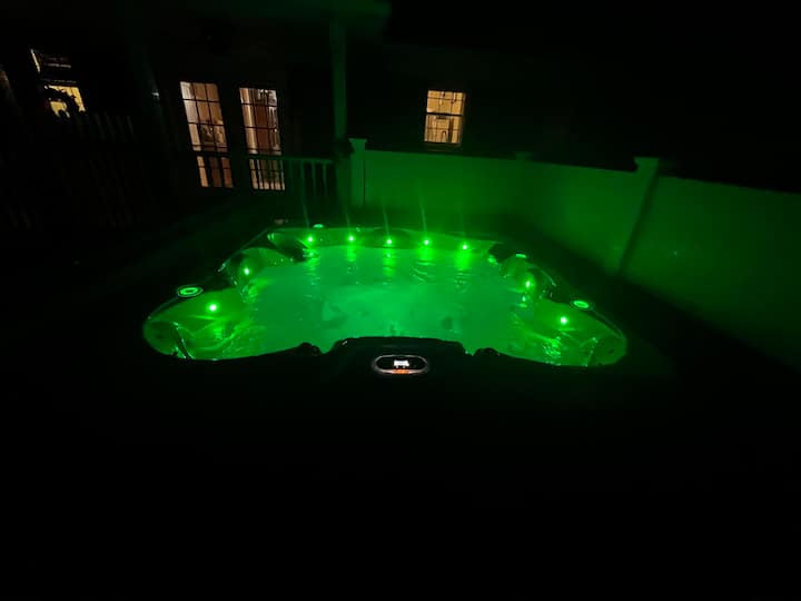 Private Studio W/ Hottub, Great Location And View - Lewisburg, WV