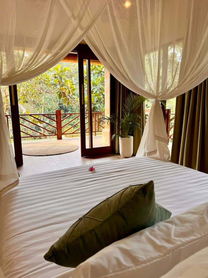 Jungle Villa With Breathtaking Tree Top View - Ubud