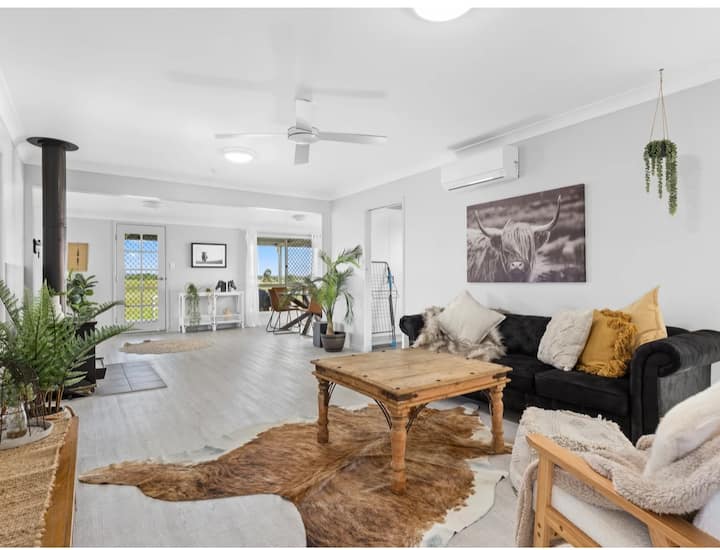 The Shepherds Hut
Pet-friendly Farm Stay. - Warwick