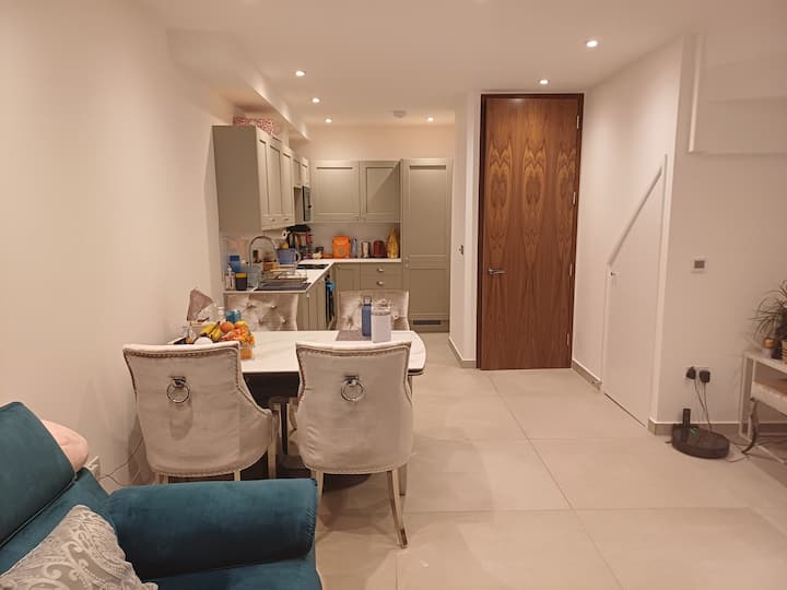 Modern Living In A New Built Townhouse - Edgware