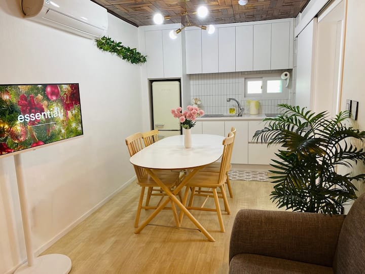 서울역5분/침실3개/침대6개/8인/청결한숙소/무료짐보관/대용량세탁기.건조기/가족.그룹여행 - Seúl