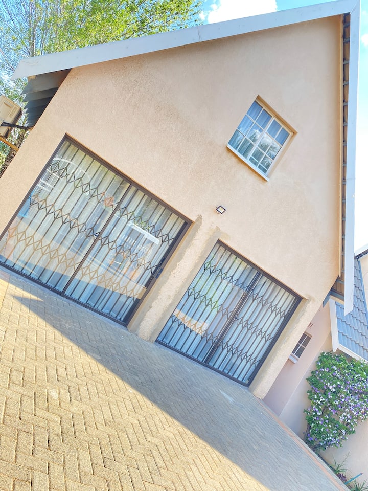 2-br Retreat, For Max 4-guests/ Buhlebendalo - Benoni