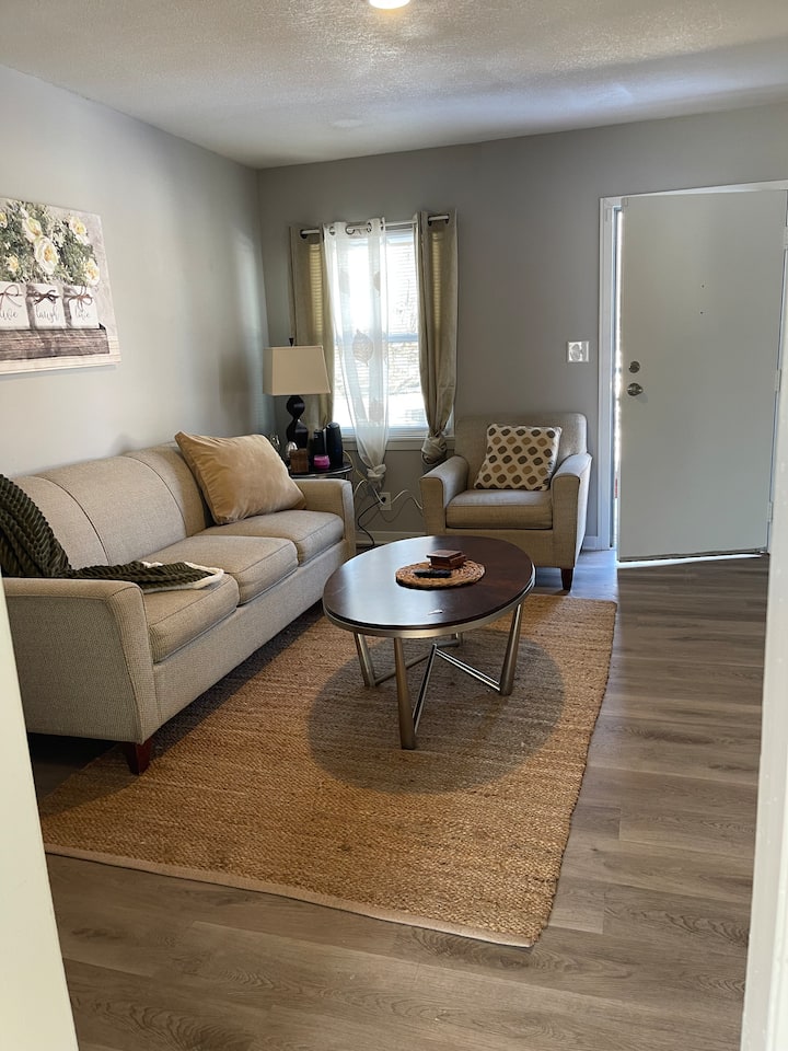 Privacy, Located Just 20 Minutes From The Airport. - Gladstone, MO