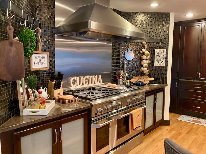Upscale Patio, Gourmet Kitchen - Redmond, WA