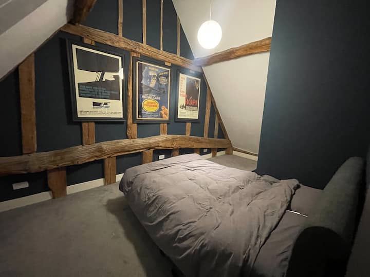 Large Master Bedroom In Cinema Barn - Stevenage