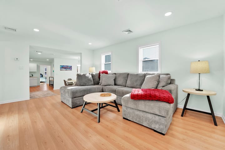 Steps To Lake Beach • Short Drive To Ski Resorts - Lake George, NY