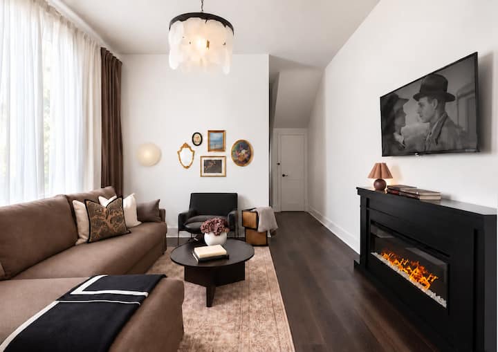 Designer Suite | Walk To Waterfront | With Parking - Toronto