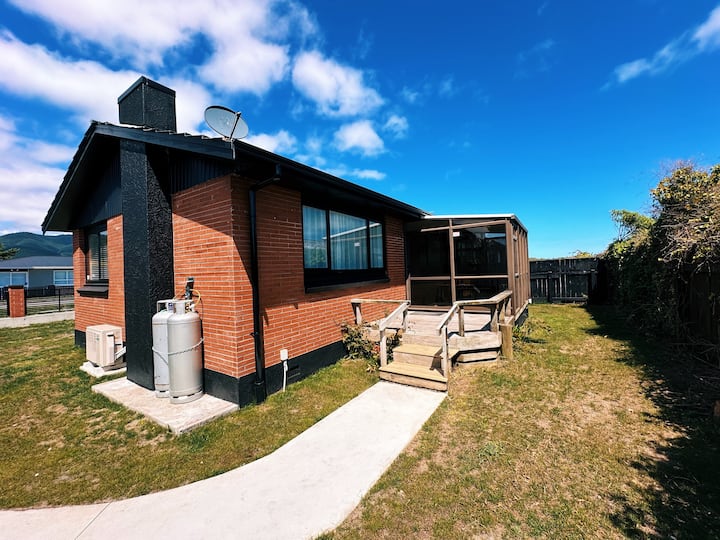 Central Sunny Kapiti Brick House - Paekākāriki