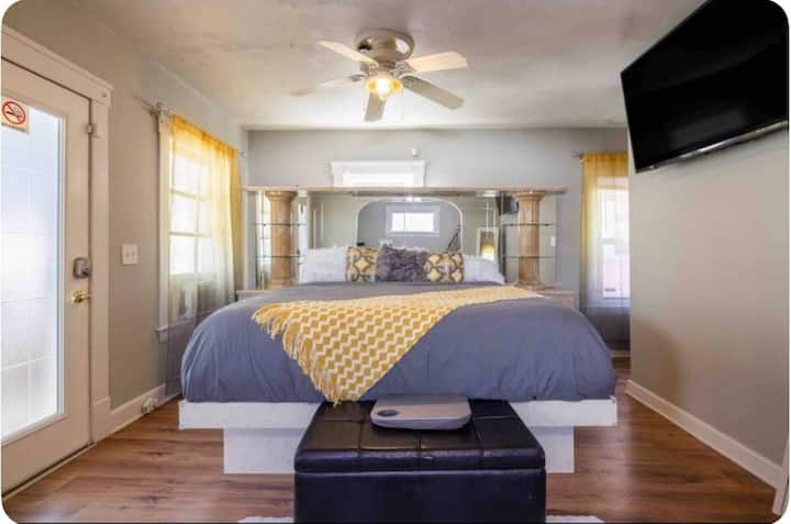 Urban Escape+en Suite&kitchen - Bedford, OH