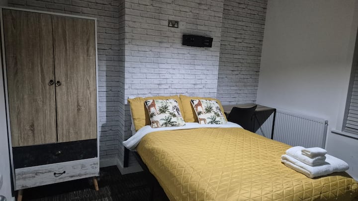 Hyde House- Room 4, Private Bathroom - Glossop