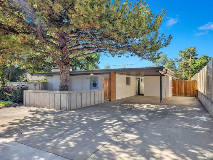 Stylish 3 Bdr Central Apt W Hot Tub Tv & Patio - Sandy, UT