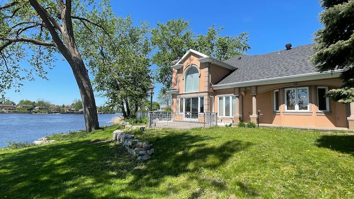 Luxury Riverside Villa With Magnificent Riverviews - Pointe-Claire