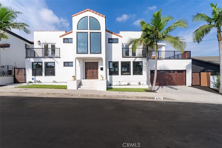 Majestic Villa With Incredible Views & Hot Tub - Culver City, CA