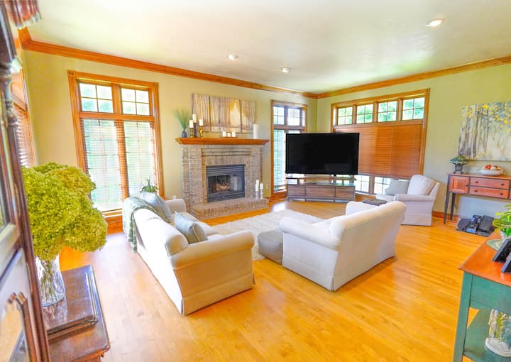 Large Home Near Lambeau Field - 霍巴特