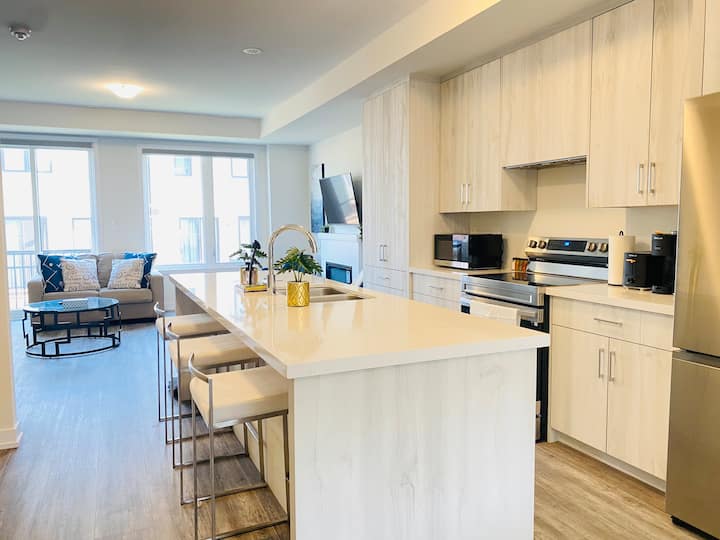 Luxurious 4 Bedroom Townhouse - Oakville