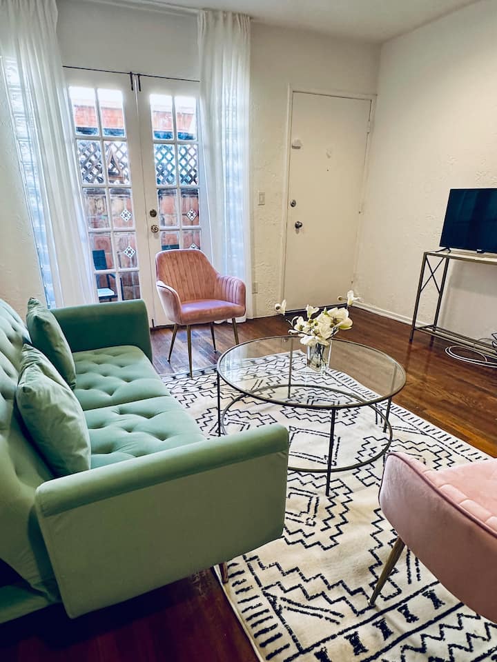 Queen Bed4 And Parking - West Hollywood, CA