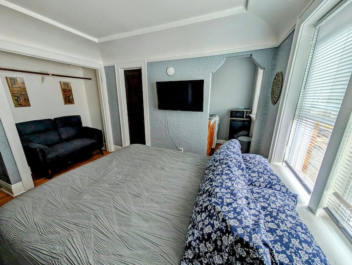 Cozy Budget Studio Near Brady St W/parking - Milwaukee, WI