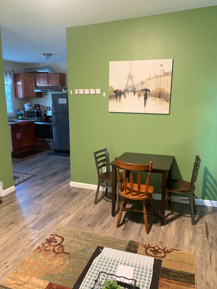 Cozy 2-bedroom Apt - Greenfield, MA