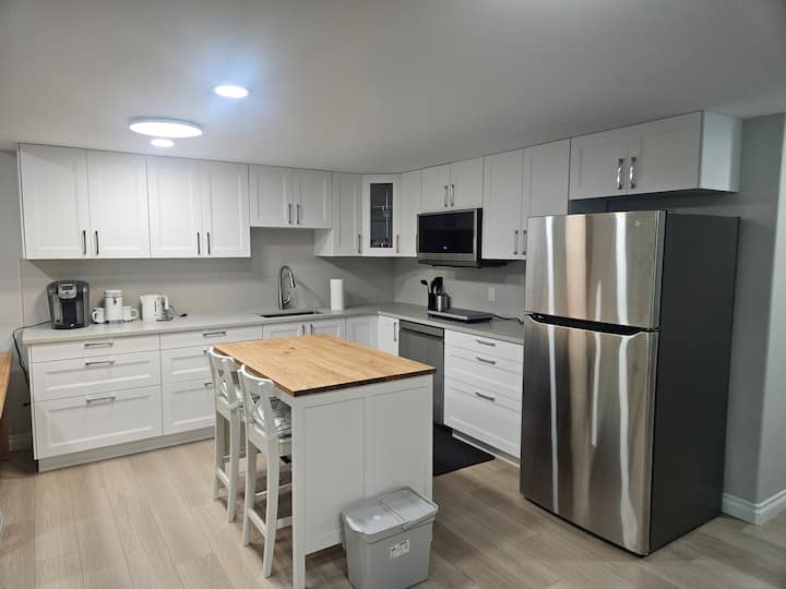 1. New One Bedroom A Insuit, Basm. - Edmonton, Canada