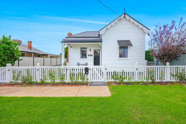 Little Miss Chandos ~ Close To The Cbd - Gunnedah