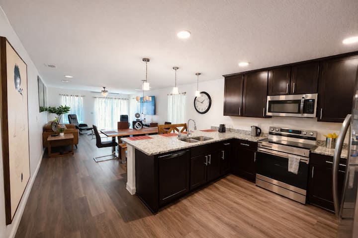 Modern Riverside Home •4br Sleeps 8. Near Downtown - Jacksonville, FL