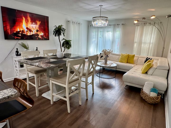 Stylish Home Close To Downtown Jacksonville - Jacksonville, FL