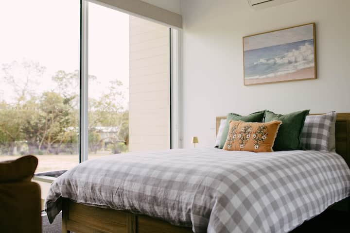 On The Golf Course – Relax With Kangaroos - Anglesea