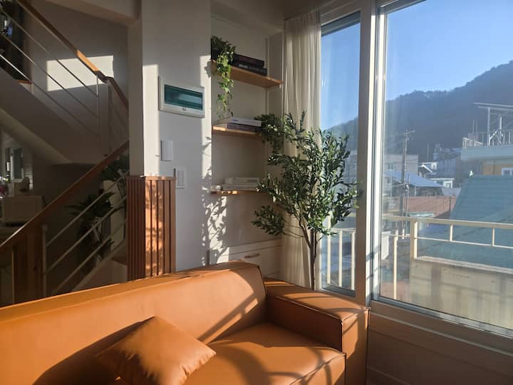 리모델링 12.12 / 1층 파티룸& 2,3층(숙소)/75인치tv Ott 노래방  침대4개 - Daejeon