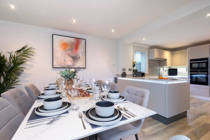 Stylish 5-bed Detached Home Close To Cheltenham - Cheltenham