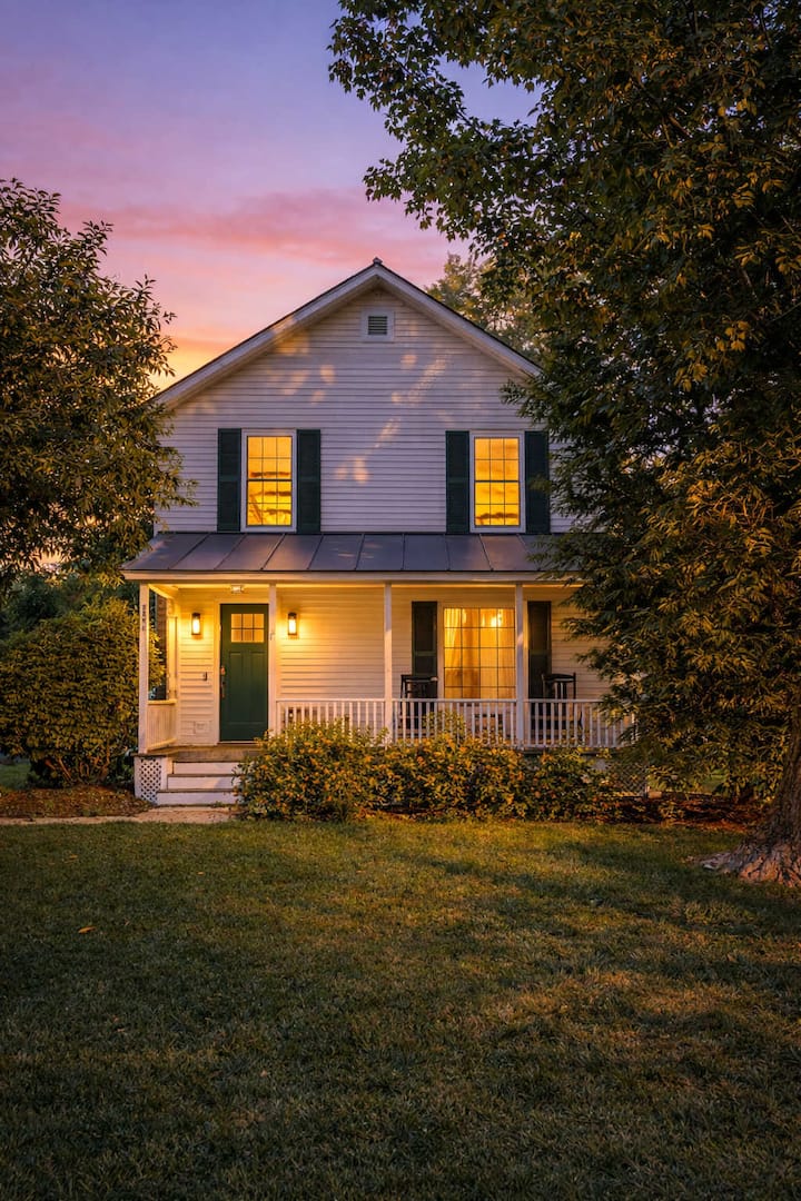 The Winterberry Farmhouse: In-town Modern Retreat - Manchester, VT