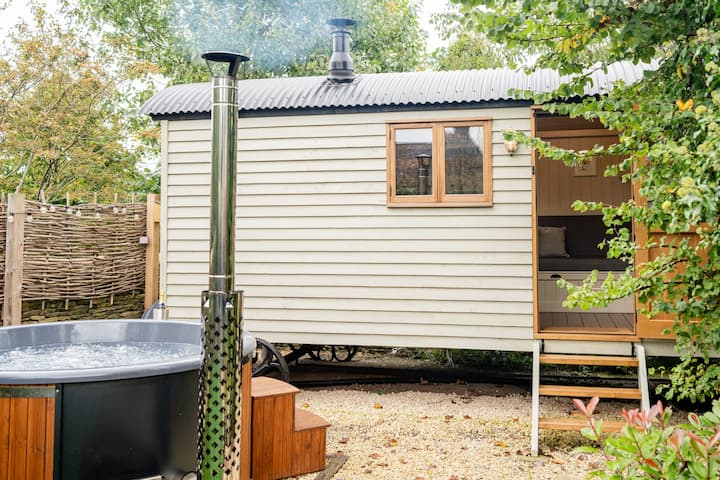 Dog Friendly Hut With Hot Tub - The Hideaway - Cotswold Wildlife Park & Gardens