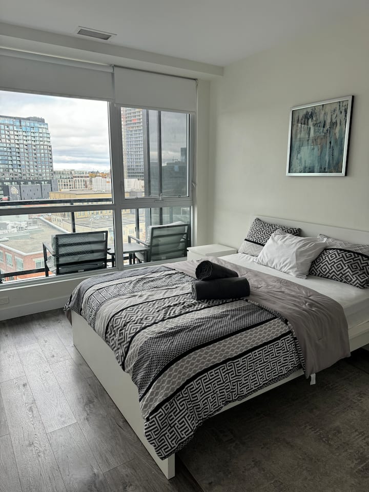 Cyril’s Luxurious Downtown Unit + Den/office - Waterloo